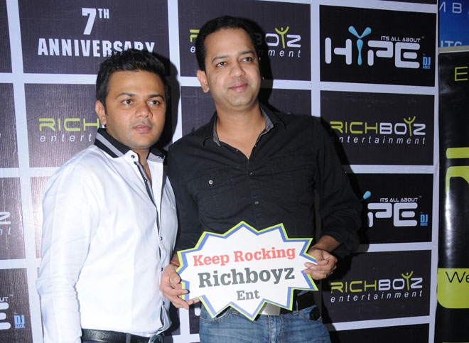 GR8! TV Magazine - Famous Five Richboyz party hard!