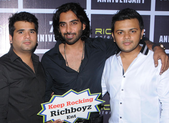 GR8! TV Magazine - Famous Five Richboyz party hard!