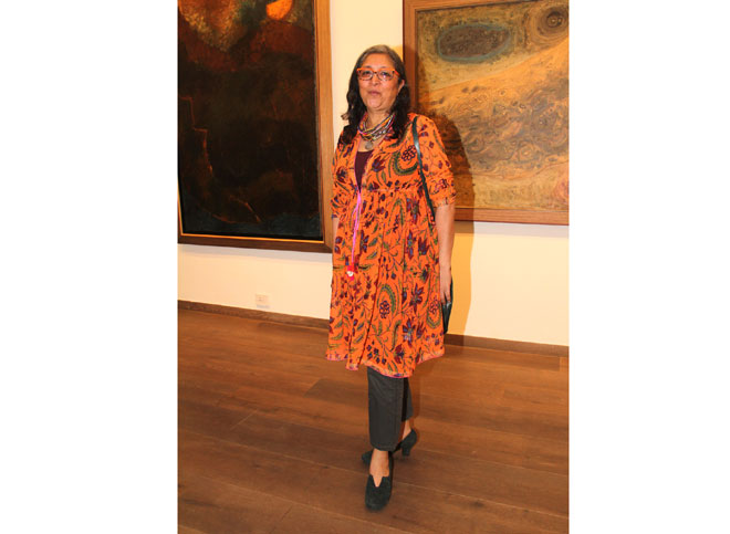 GR8! TV Magazine - Nisha Jamvwal hosts Indian Abstracts exhibition!
